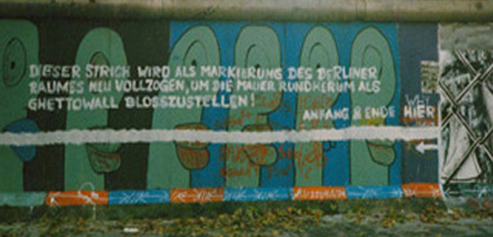 Berliner Mauer-Strich. Ein wesser Strich Die Aktion